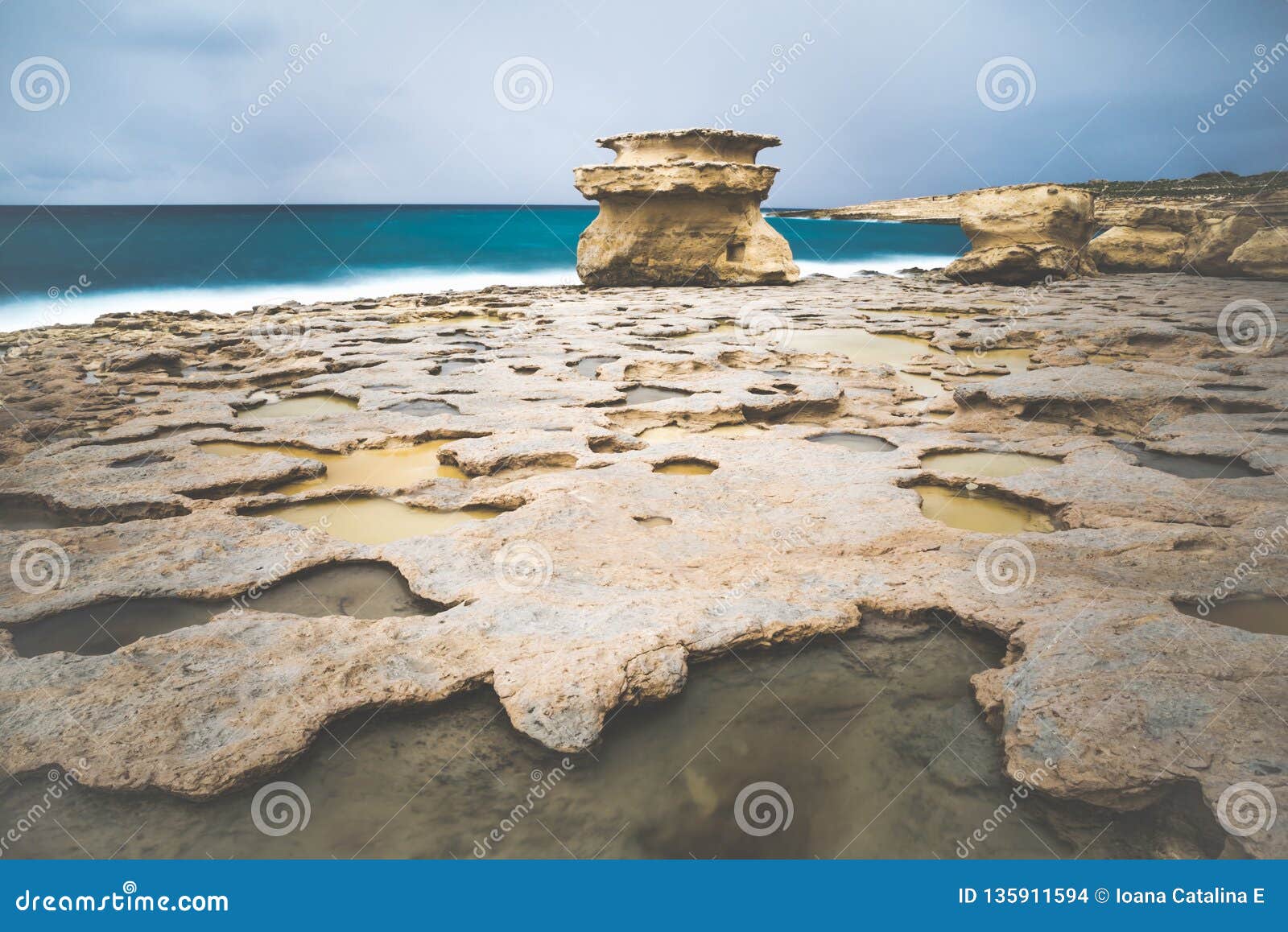 St Peter Pool Na Ilha De Malta Foto de Stock - Imagem de piscina, praia ...