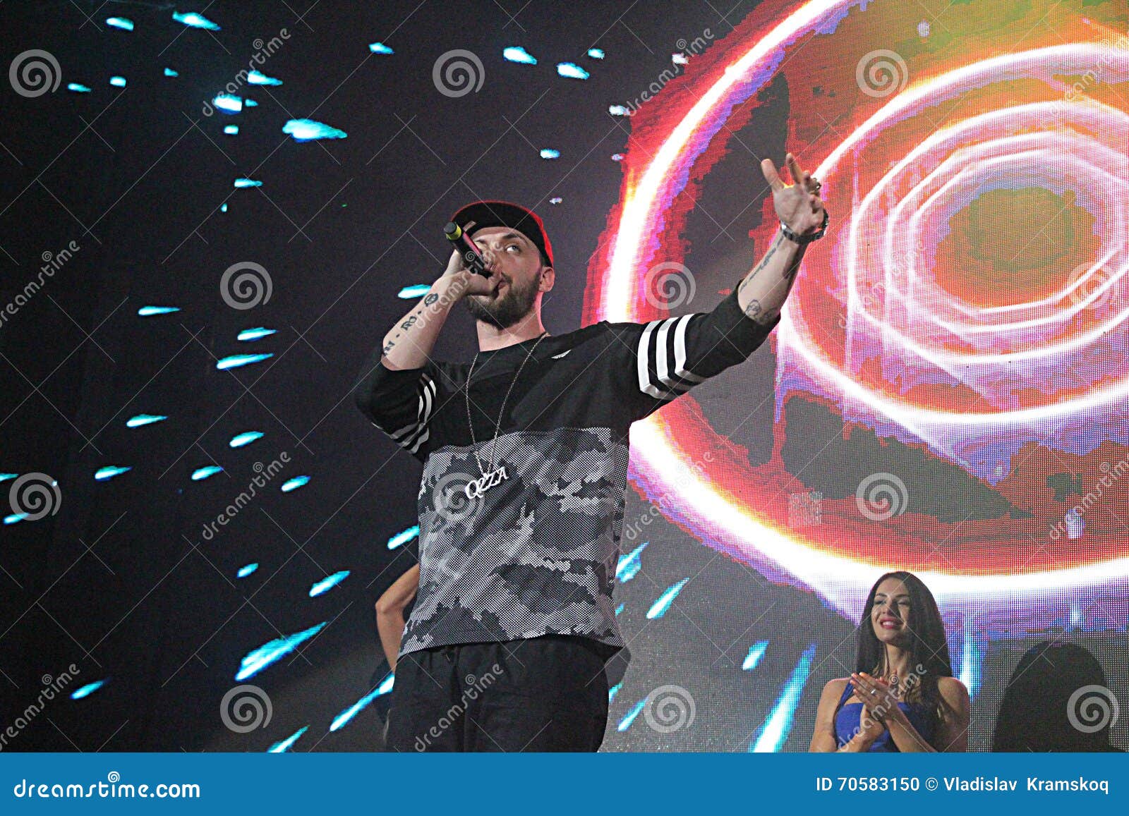 ST Rapper Op Stadium Zingt Een Lied Redactionele Afbeelding ...