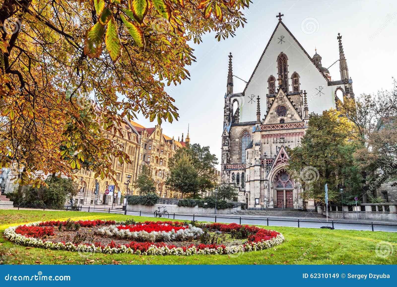 St Thomas Church in Leipzig Stock Afbeelding - Image of bloembed ...