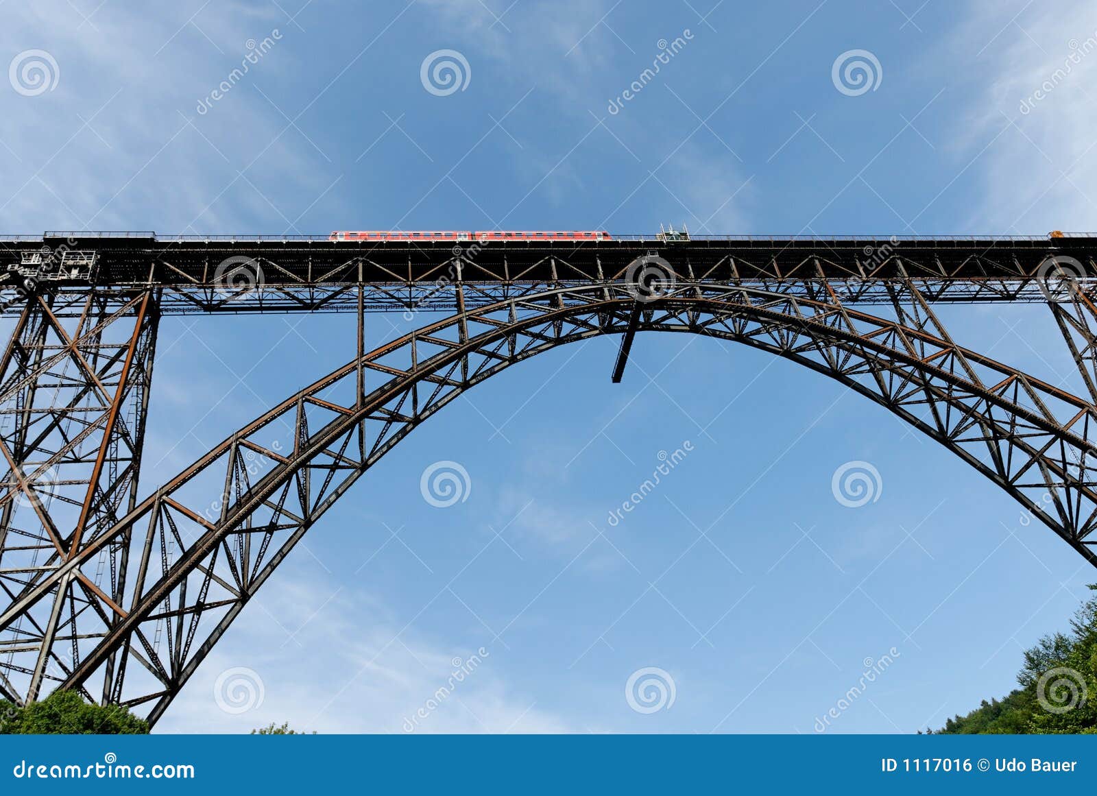 Staal-brug met trein stock foto. Image of trein, duitsland - 1117016