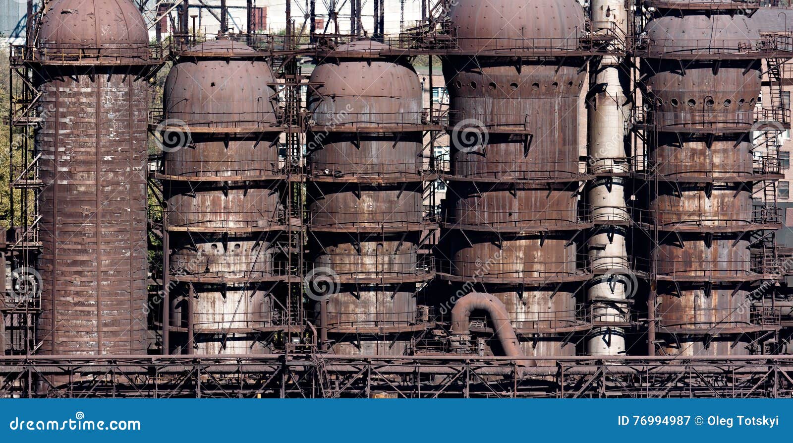 Staalbouw van de hoogoven stock afbeelding. Image of ecologisch - 76994987