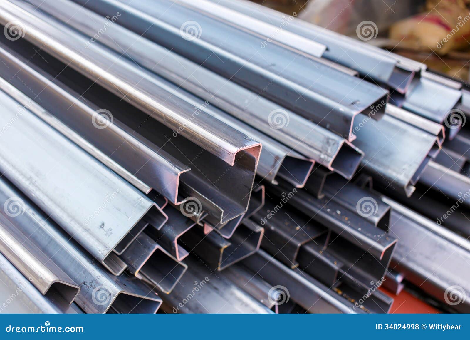 Staaldak Voor De Baan Van De Huisbouw Stock Foto - Image of materiaal ...