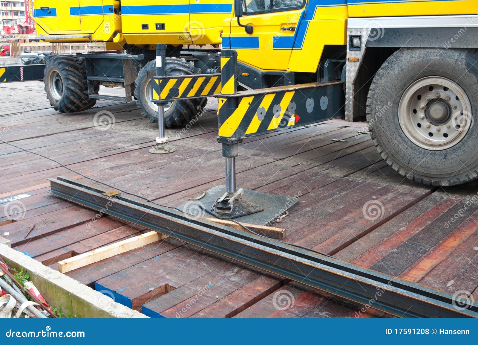 Stabilized crane stock photo. Image of hydraulic, metal - 17591208