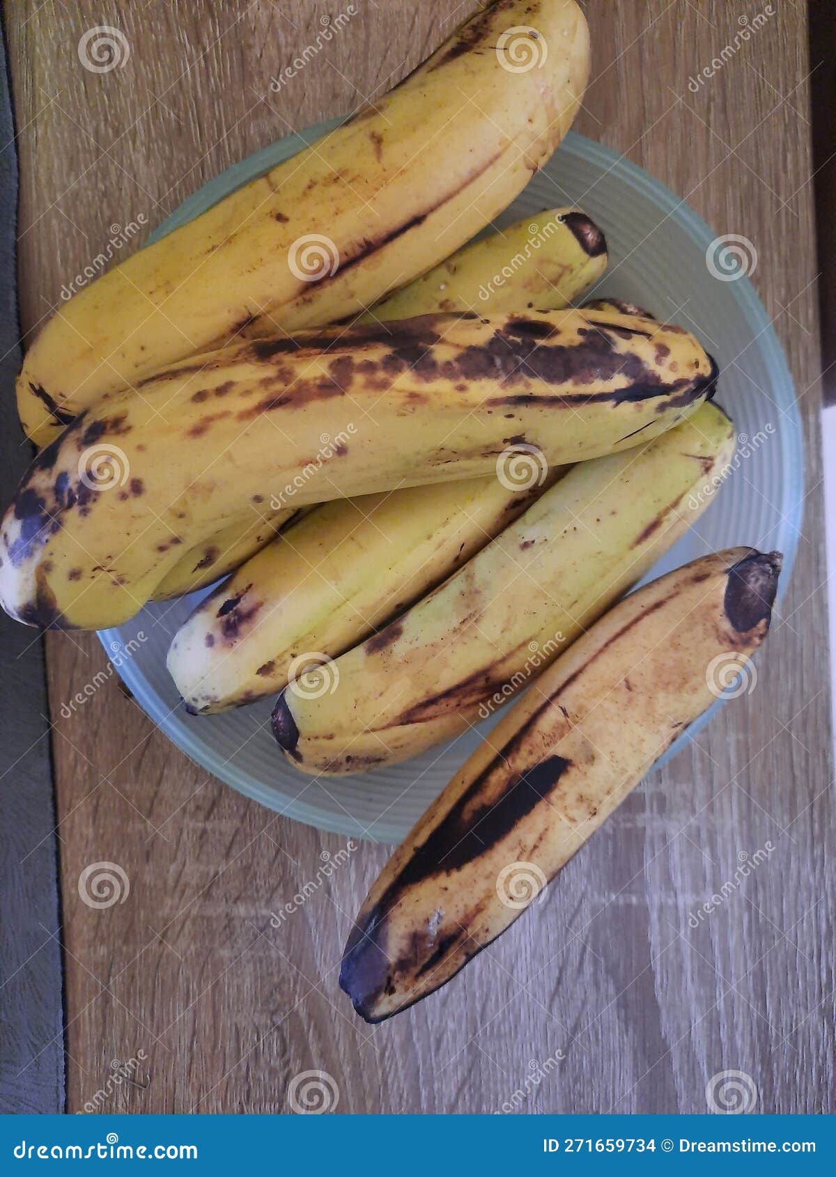 Stack of Bananas on a Plate Stock Photo - Image of leaf, ripe: 271659734