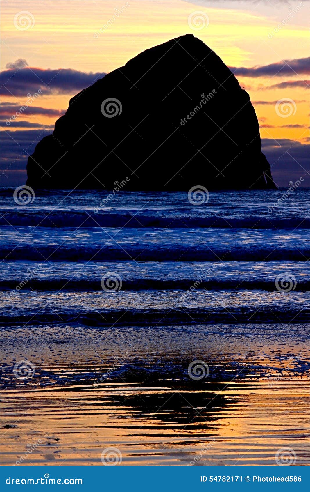 Stacked Waves at Cape Kiwanda Stock Image - Image of stack, clouds ...