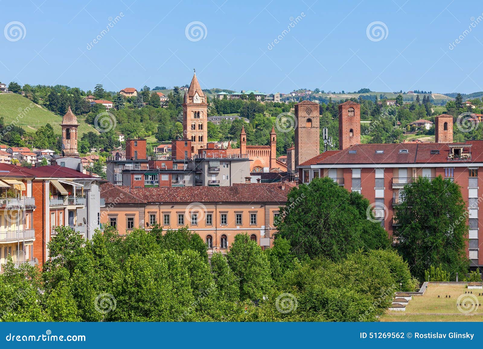 Stad Van Alba in Piemonte, Italië Stock Foto - Image of lente ...