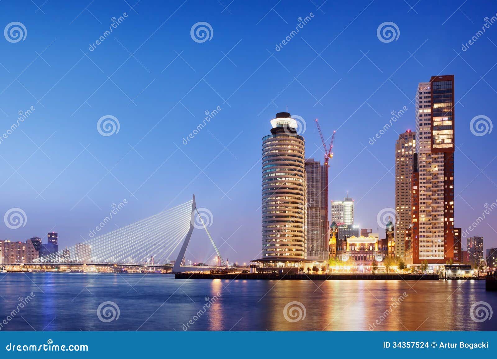 Stad Van De Horizon Van Rotterdam in De Avond Redactionele Stock ...