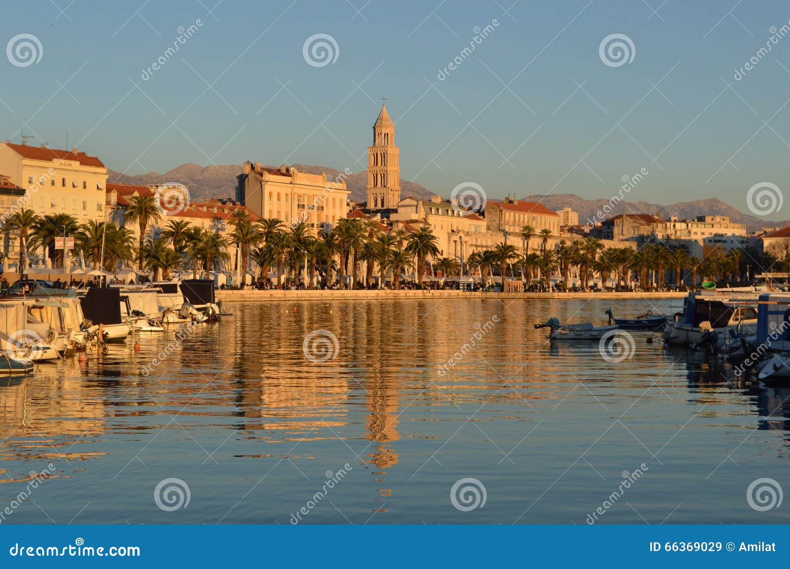 Stad Van Spleet Met De Bezinning in Het Overzees Redactionele Stock ...