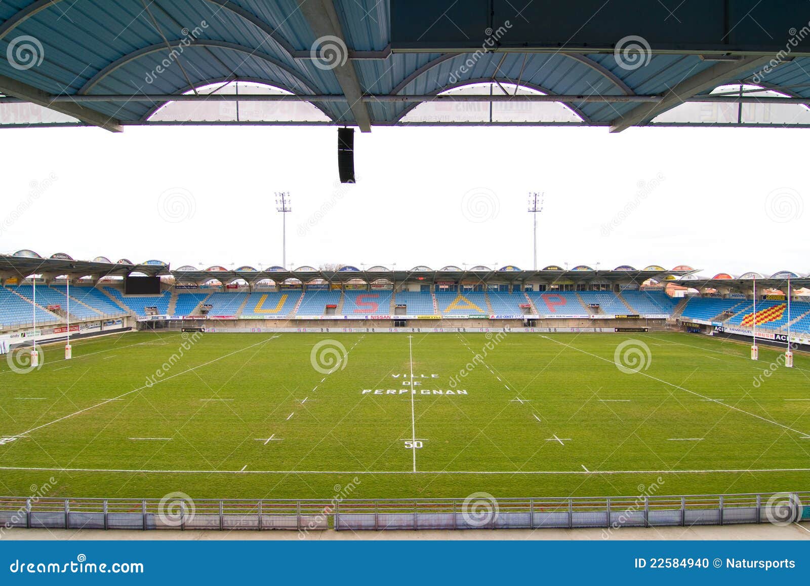Stade de rugby image éditorial. Image du spectateurs - 22584940