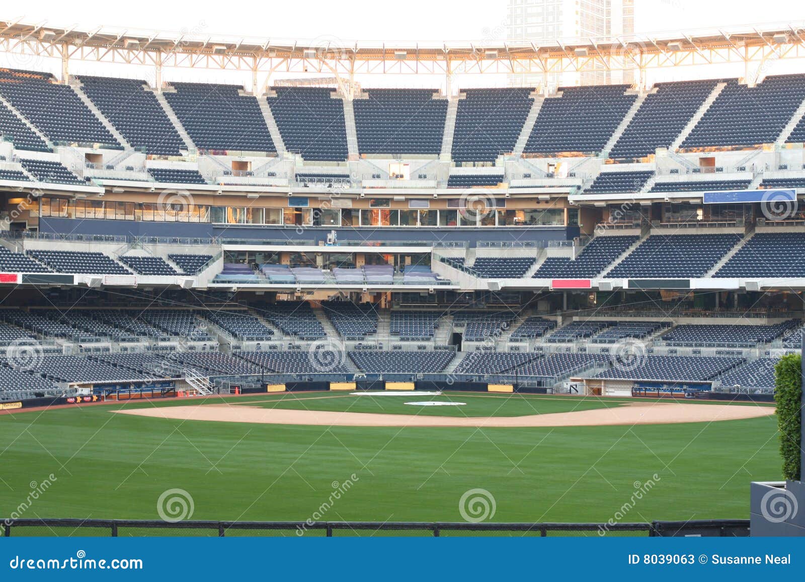 Stadio di baseball vuoto immagine stock. Immagine di candegggio - 8039063