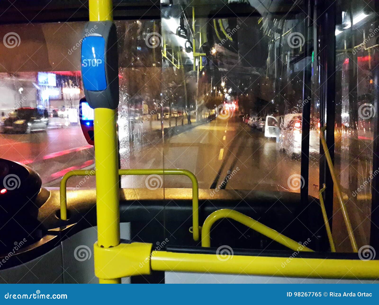 Stadsbus stock afbeelding. Image of bekleding, toegankelijkheid - 98267765