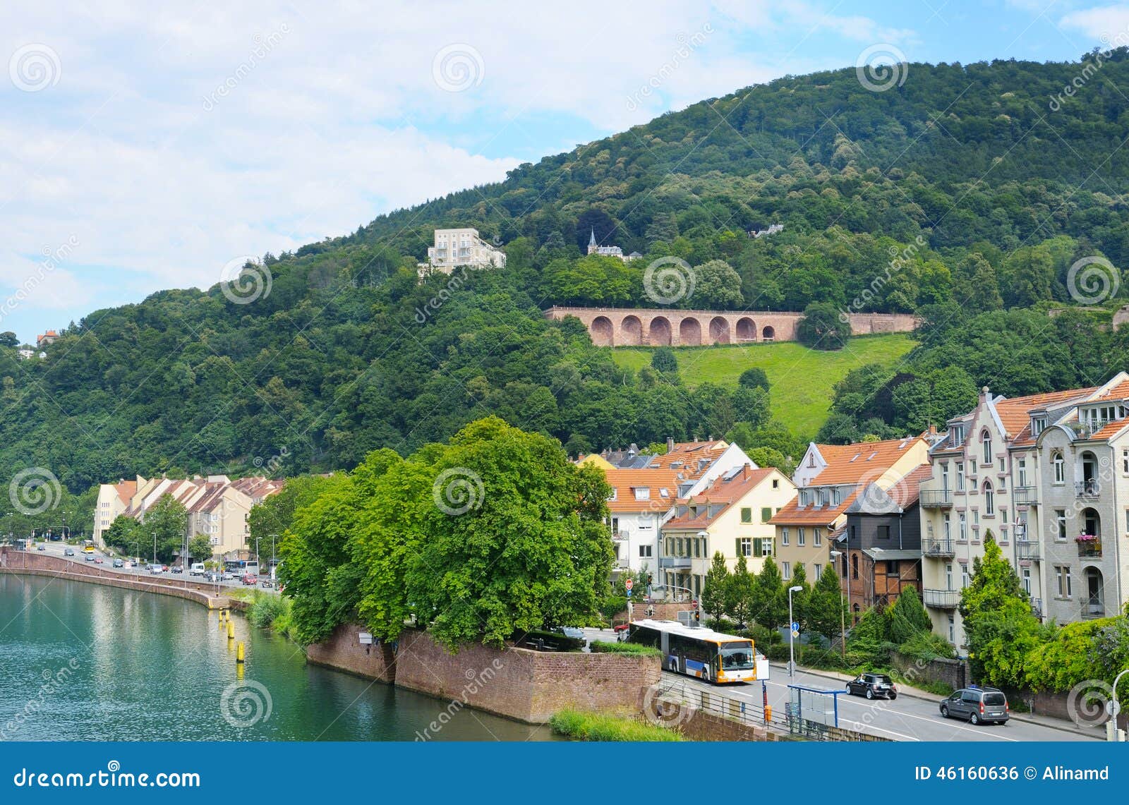 Stadt, Berg und Himmel stockfoto. Bild von szene, blau - 46160636
