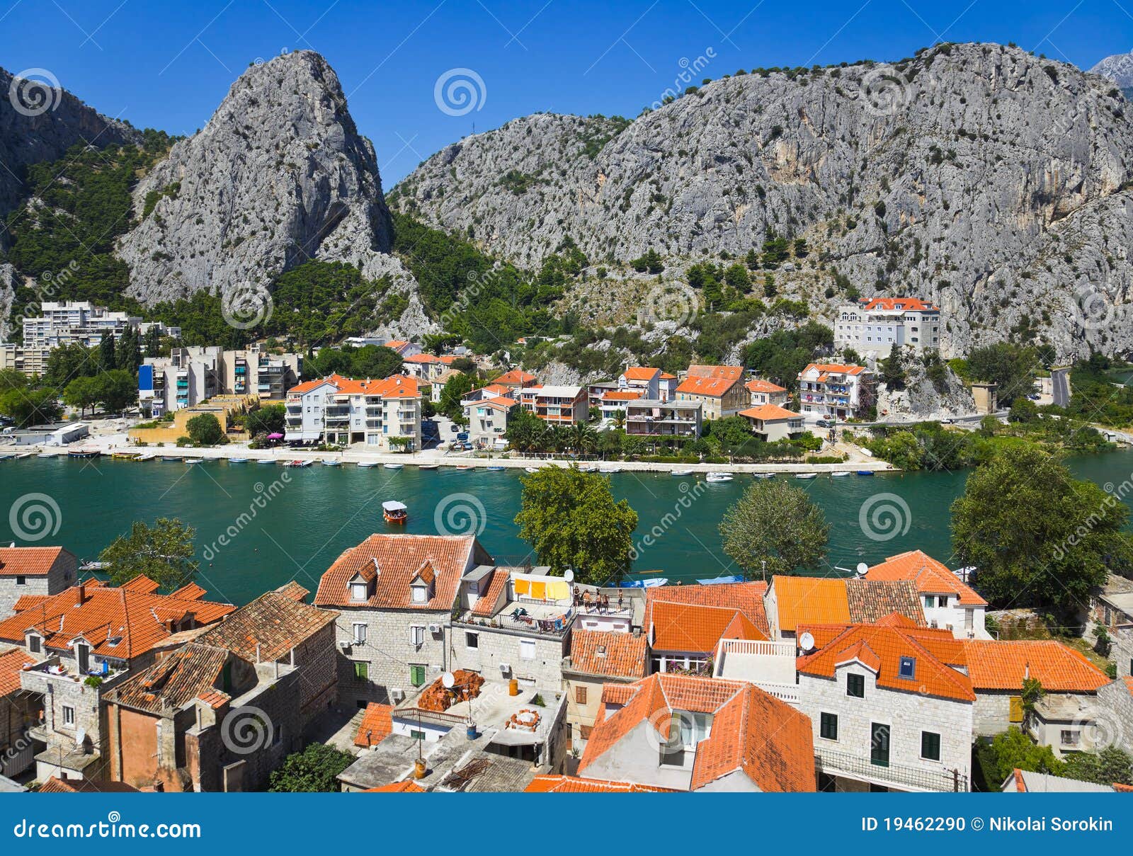 Stadt Omis in Kroatien stockfoto. Bild von felsen, hotel - 19462290