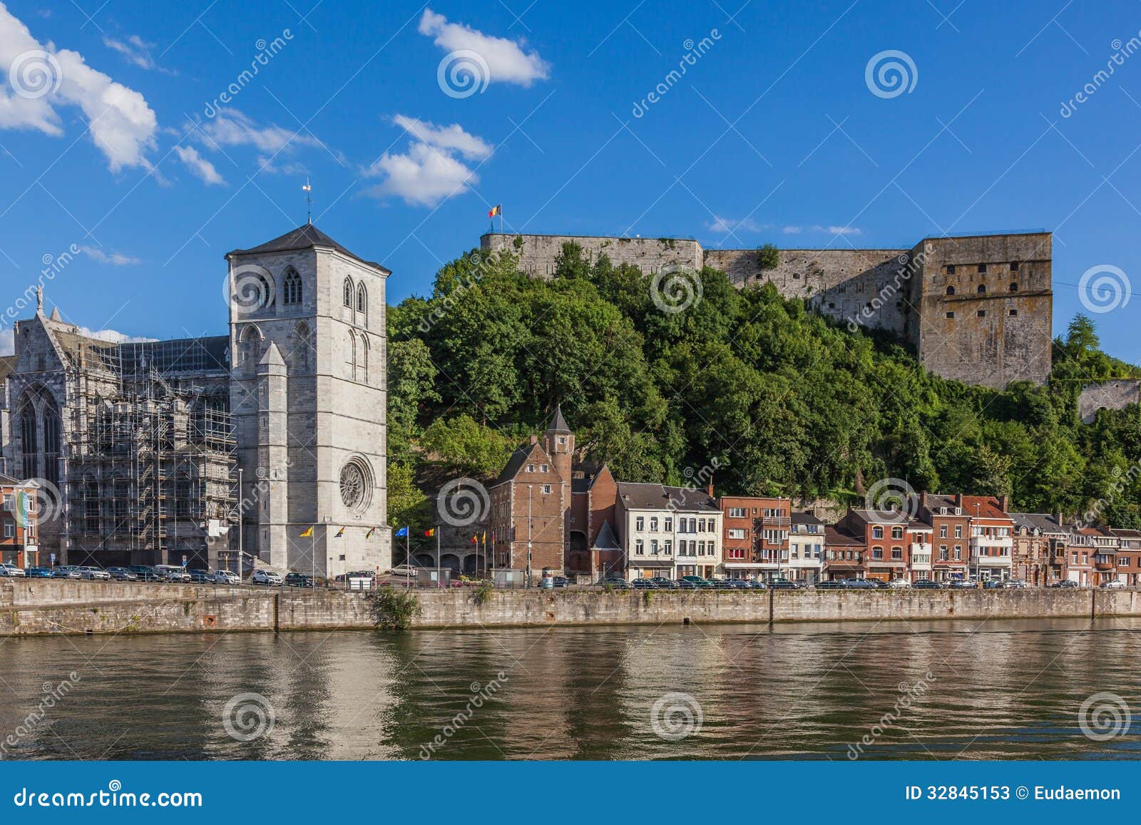 Stadt von Huy, Belgien stockbild. Bild von stadt, hügel - 32845153
