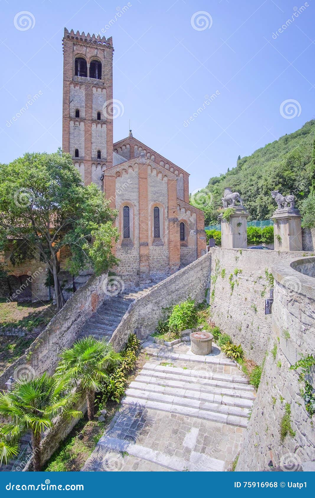Stadtbild Mit Der Kathedrale in Einer Altstadt in Monselice Stockfoto ...