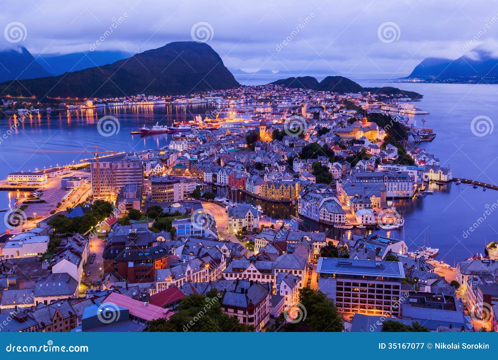 Stadtbild Von Alesund - Norwegen Stockbild - Bild von fassade, hotel ...