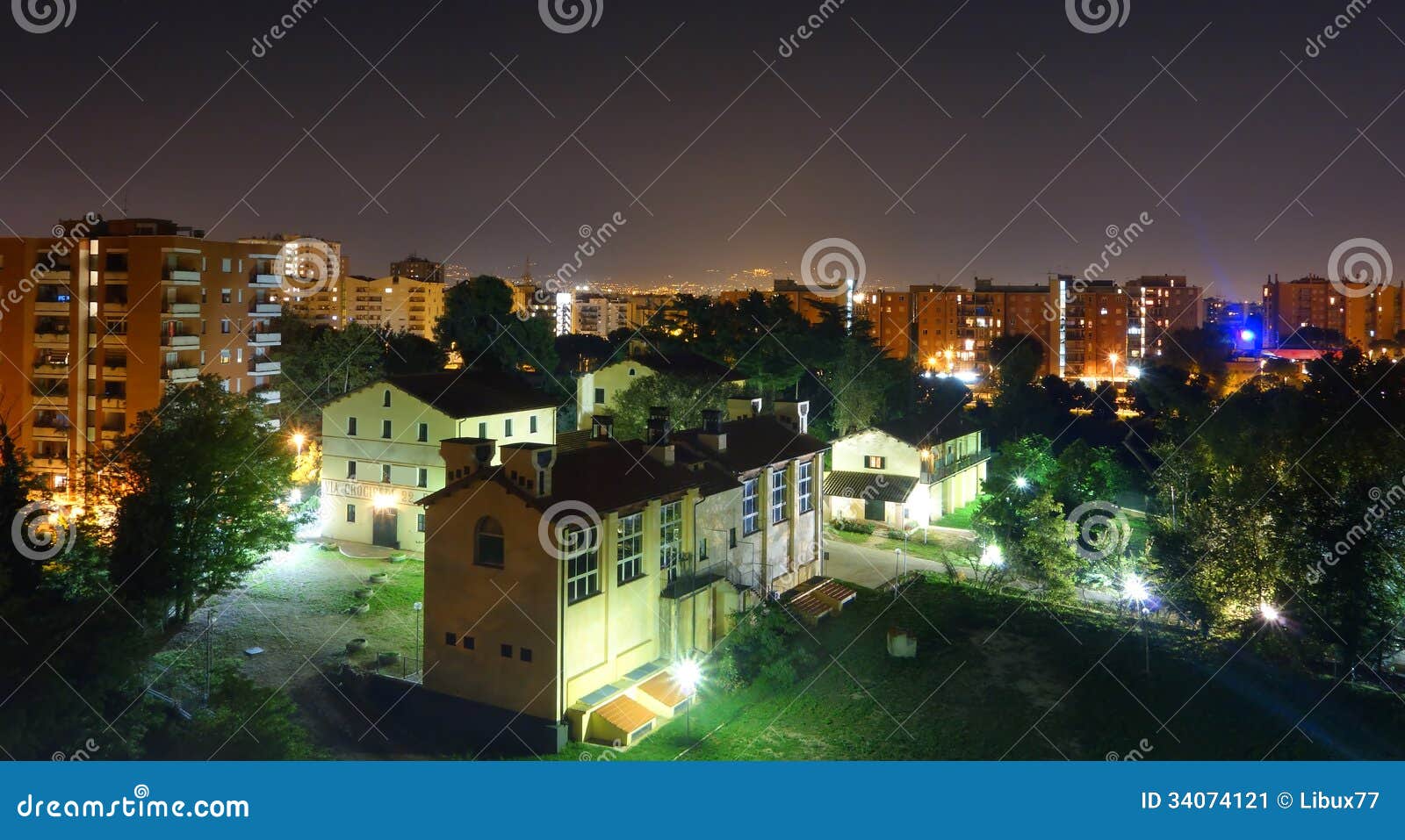 Stadtrand bis zum Nacht stockbild. Bild von architektur - 34074121