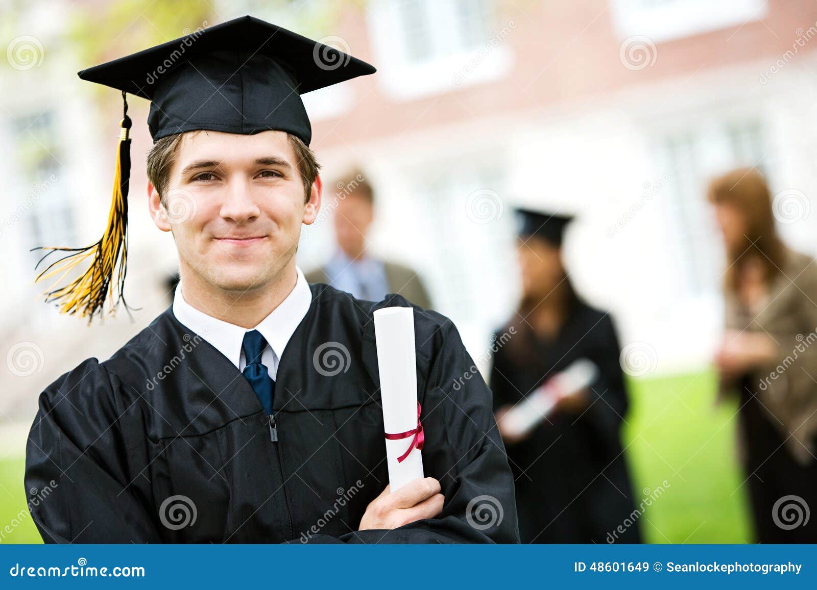 Staffelung: Netter Absolvent Mit Diplom Stockbild - Bild von schule ...