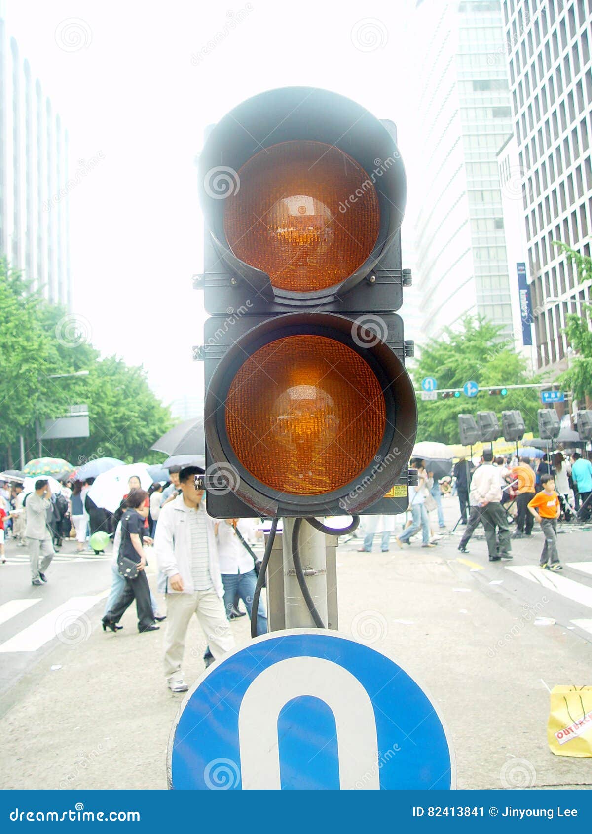 Staging Light editorial photo. Image of stoplight, people - 82413841