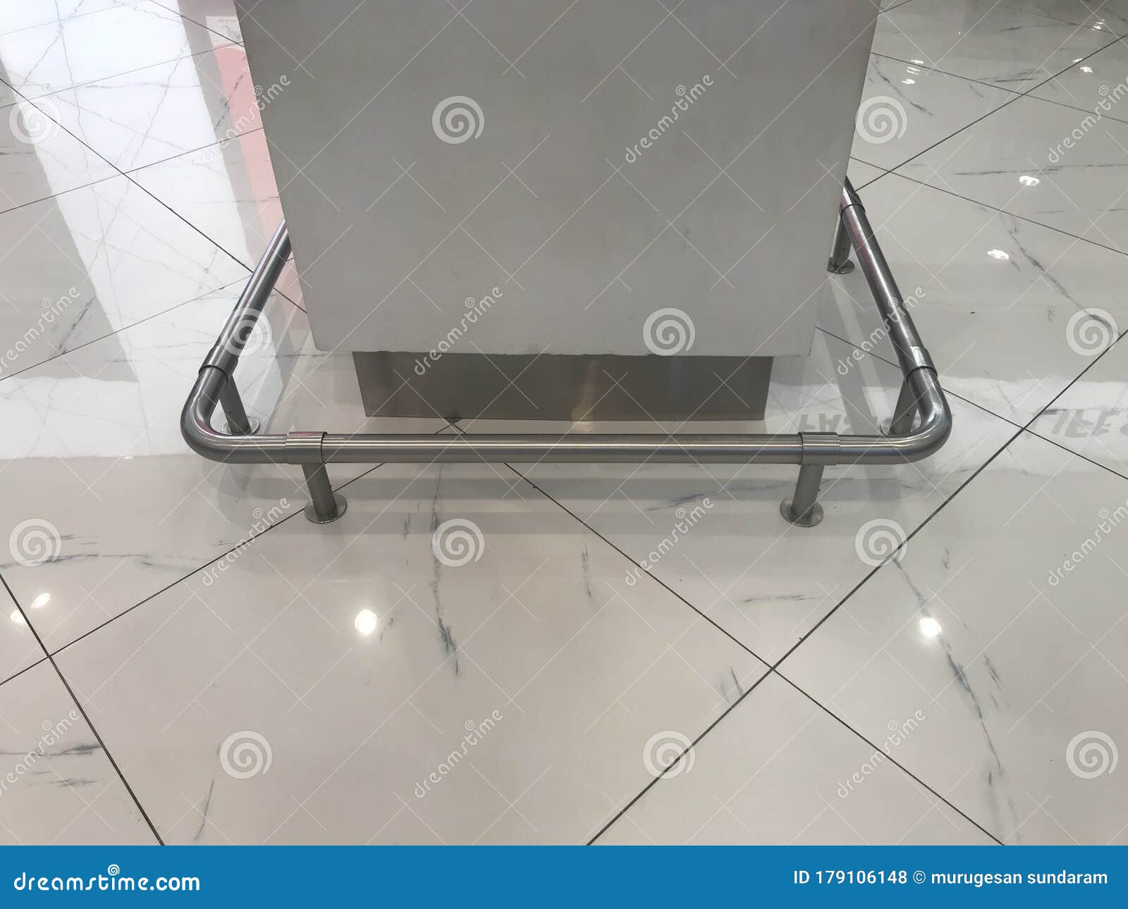 Stainless Steel Rectangular Column Guard Images Around the Painted ...