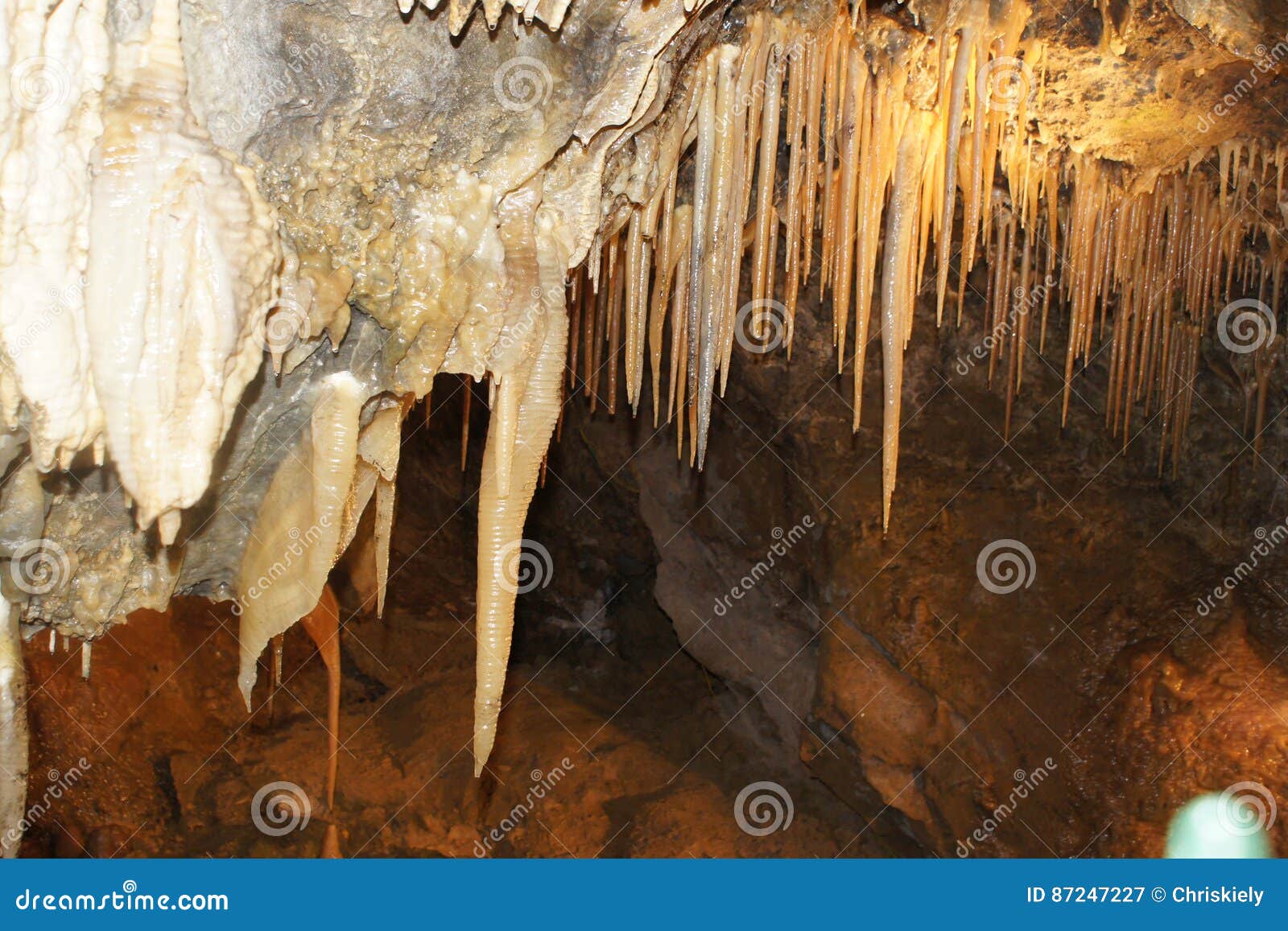 Stalactiet en stalagmiet stock afbeelding. Image of afgerond - 87247227