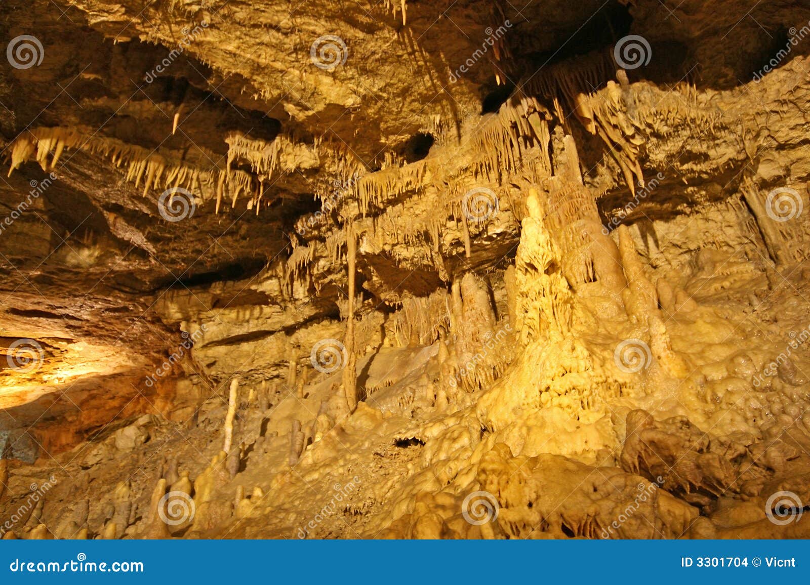Stalactieten En Stalagmieten Stock Foto - Image of calcium, opening ...