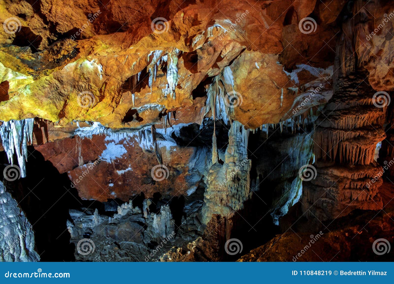 Stalactieten En Stalagmieten in Het Hol Stock Afbeelding - Image of ...