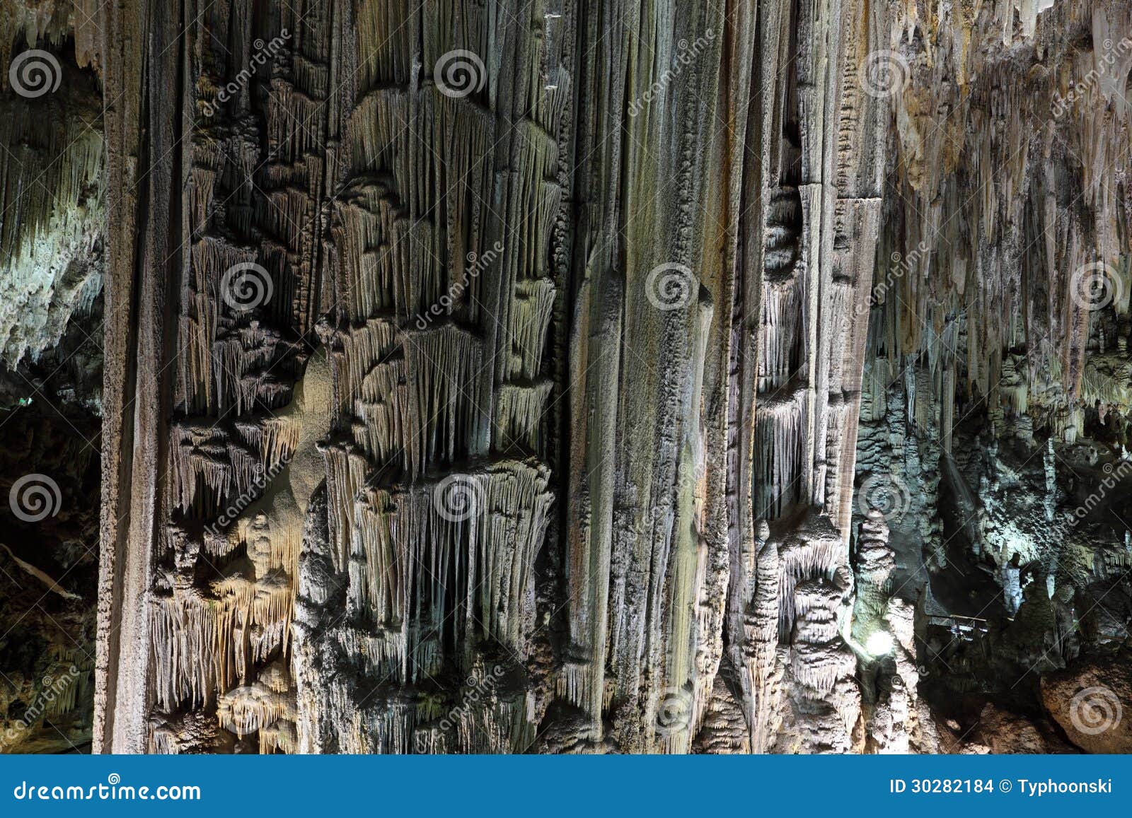 Stalactieten En Stalagmieten Stock Foto - Image of rots, toerisme: 30282184