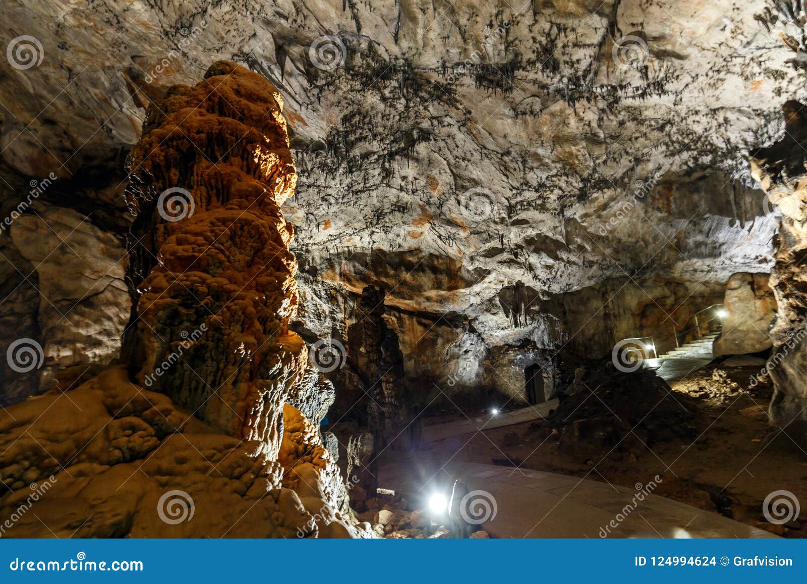 Stalactite et stalagmite photo stock. Image du normal - 124994624