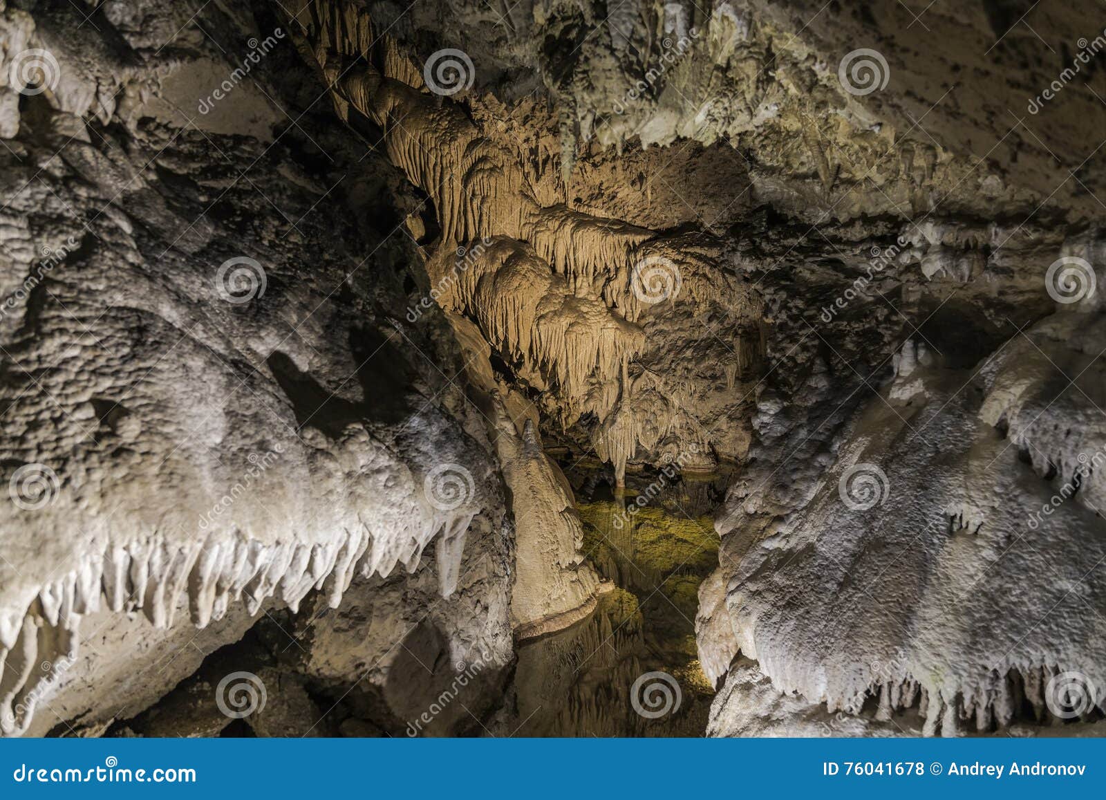 Stalactites photo stock. Image du souterrain, caverne - 76041678
