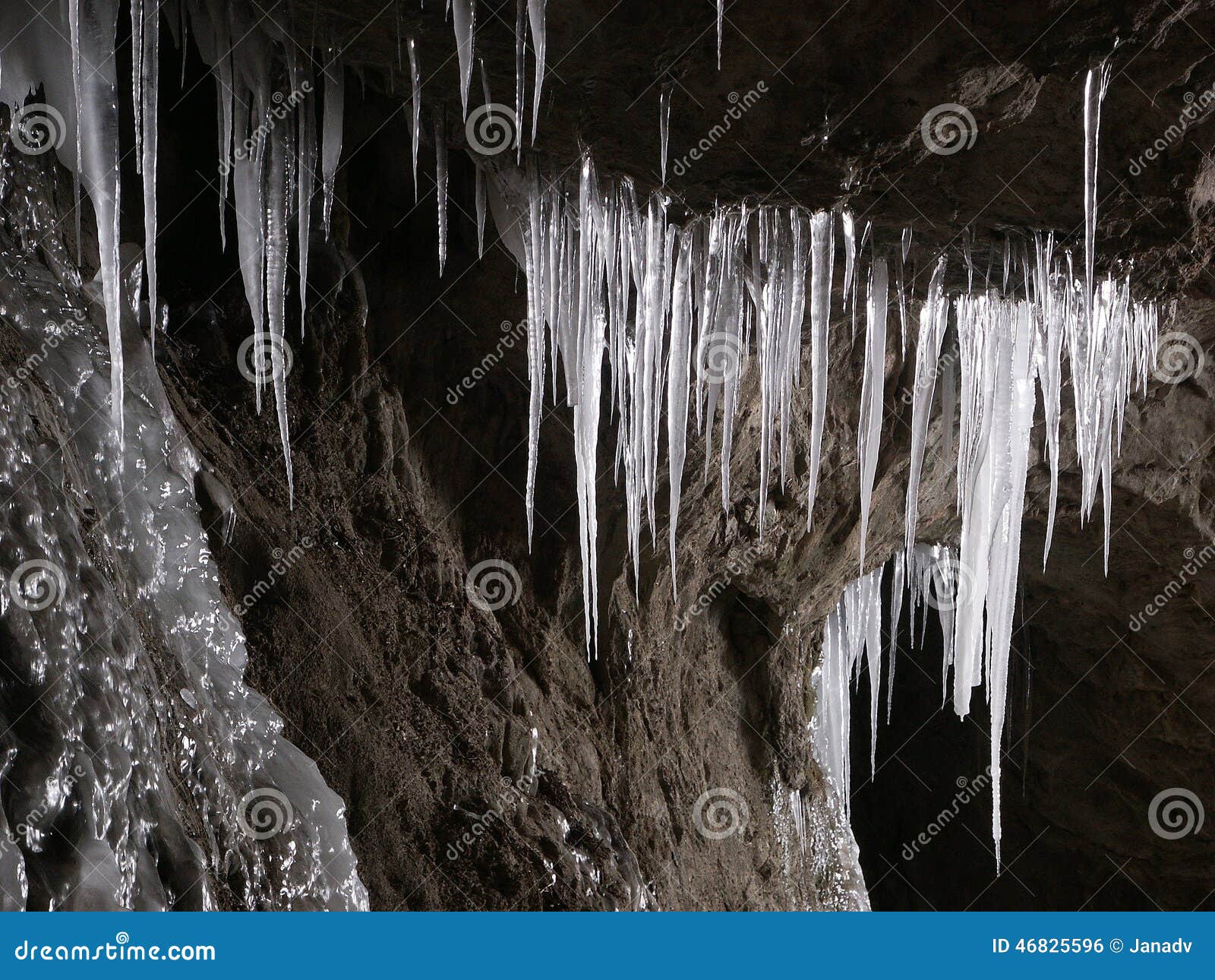 Stalactites De Glace Dans La Caverne Photo stock - Image du neigeux ...