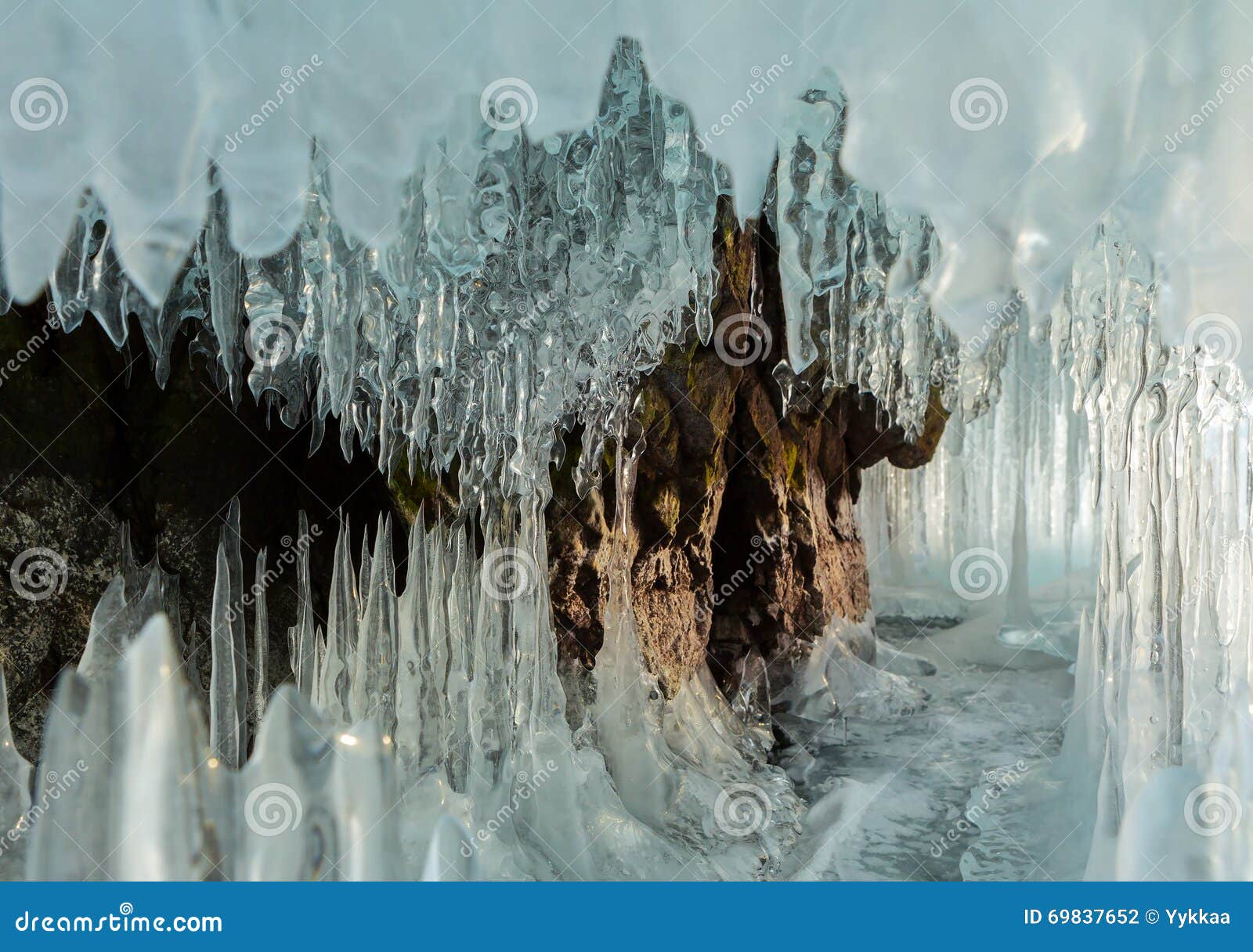 Stalactites Et Stalagmites De Glace Dans La Roche Photo stock - Image ...