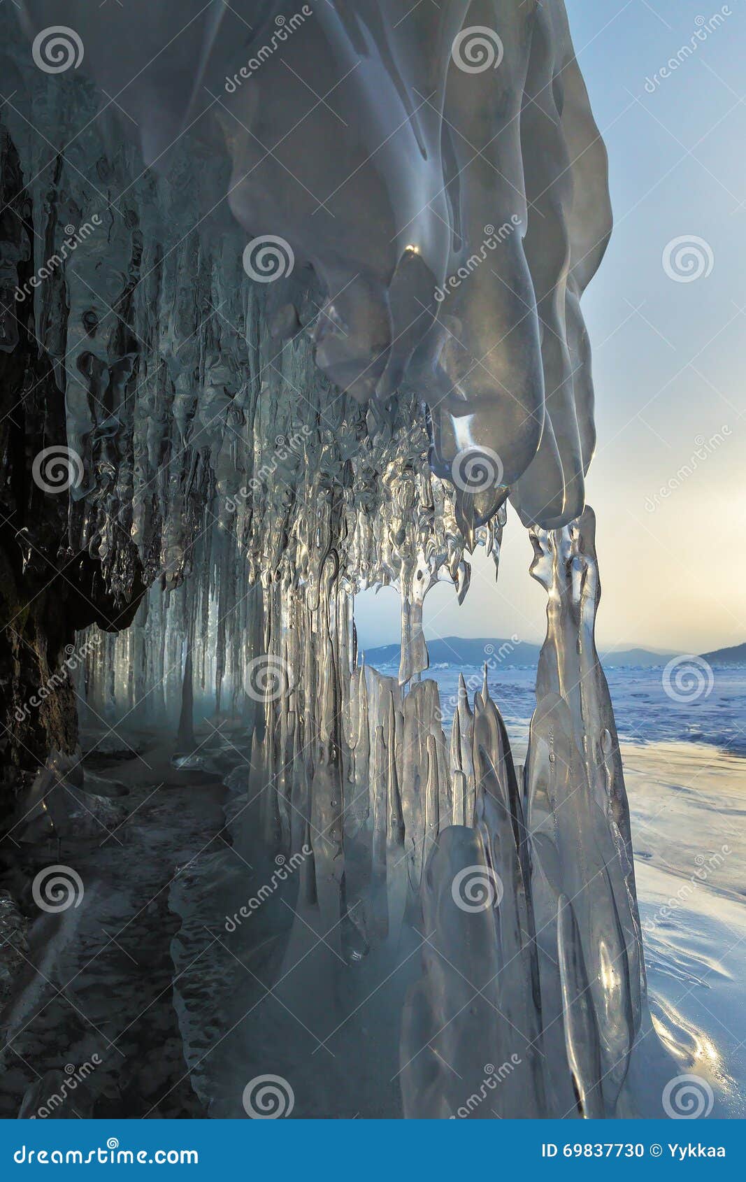 Stalactites Et Stalagmites De Glace Dans La Roche Photo stock - Image ...