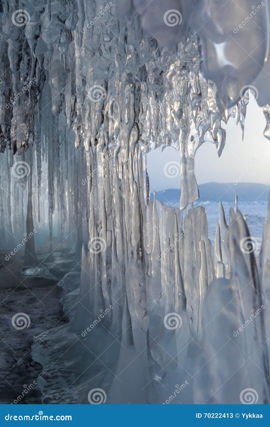 Stalactites Et Stalagmites De Glace Dans La Roche Image stock - Image ...