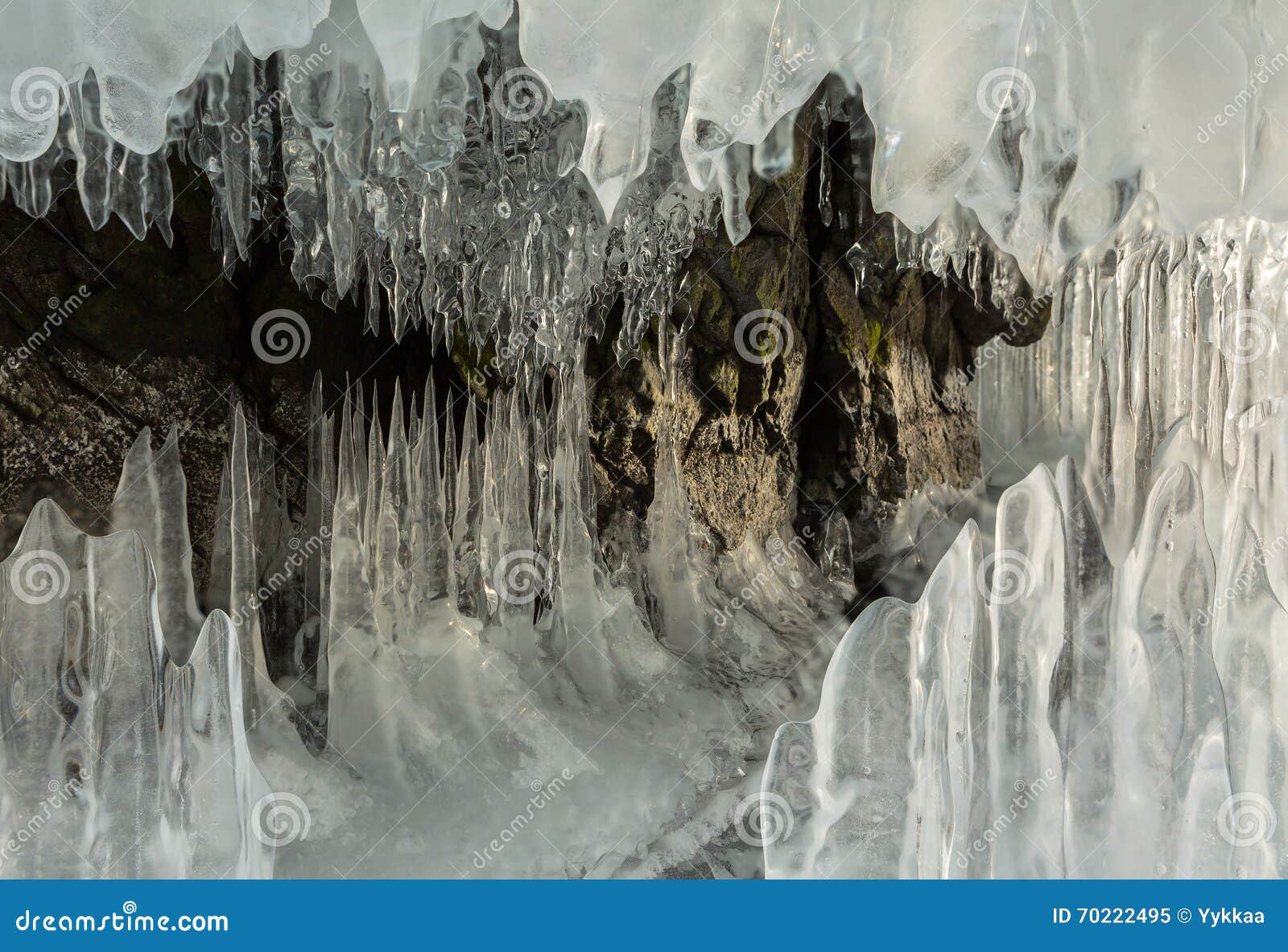 Stalactites Et Stalagmites De Glace Dans La Roche Image stock - Image ...