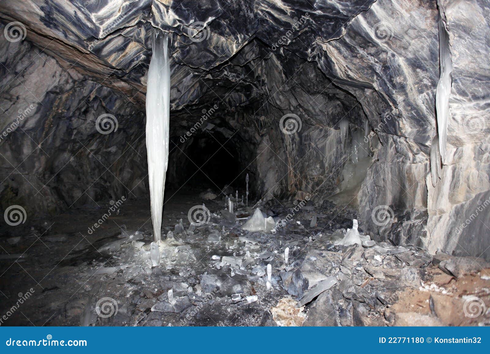 Stalagmiet in Diep Marmeren Hol Stock Foto - Image of diep, koel: 22771180