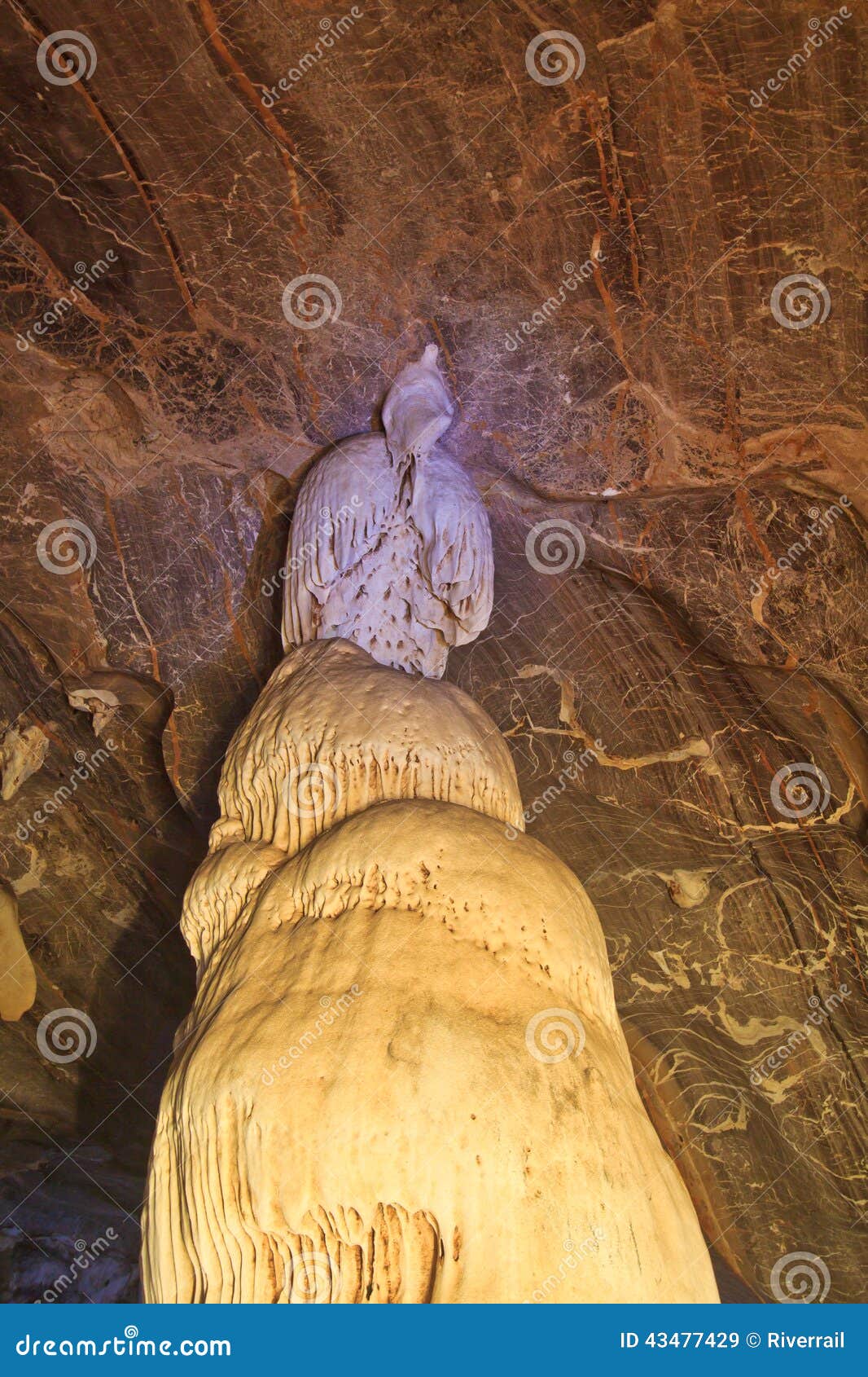 Stalagmiet En Stalactiet in Het Hol Stock Afbeelding - Image of ...