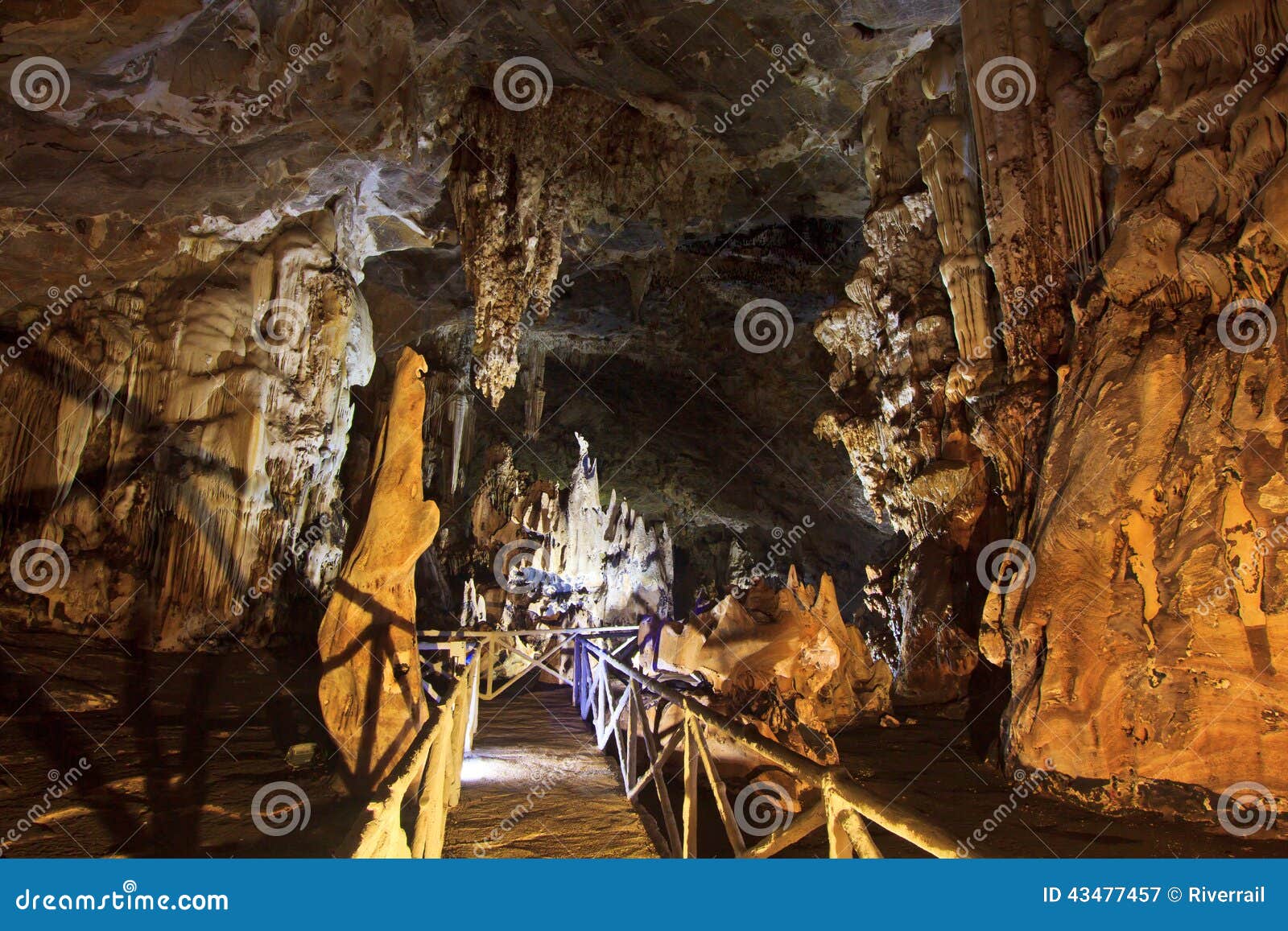 Stalagmiet En Stalactiet in Het Hol Stock Afbeelding - Image of ...