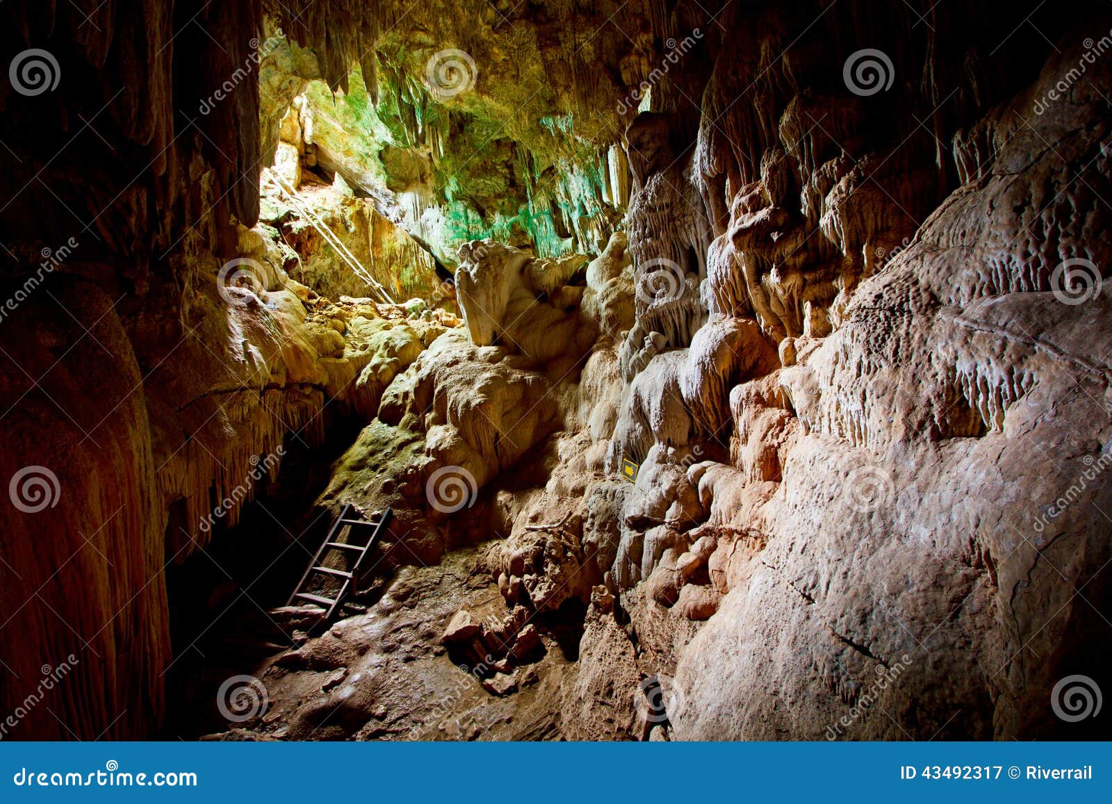 Stalagmiet En Stalactiet in Het Hol Stock Afbeelding - Image of ...
