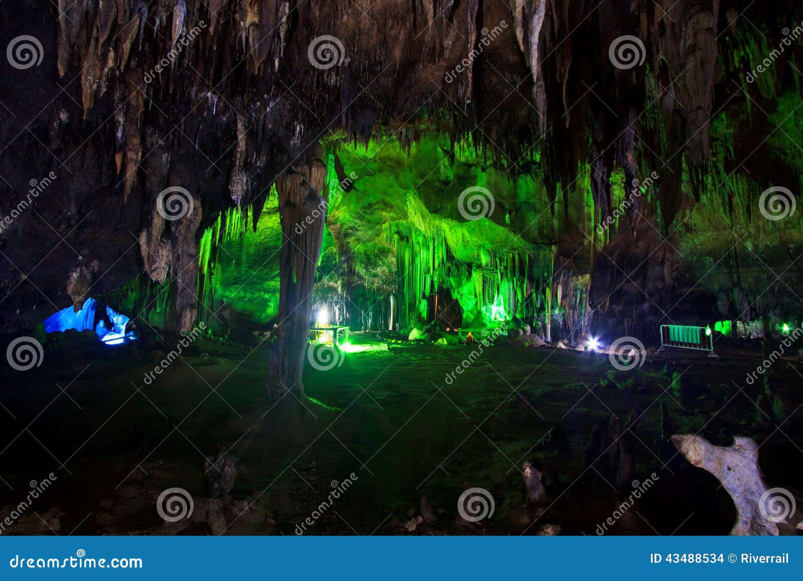 Stalagmite E Stalattite Nella Caverna Fotografia Stock - Immagine di bellezza, strati: 43488534