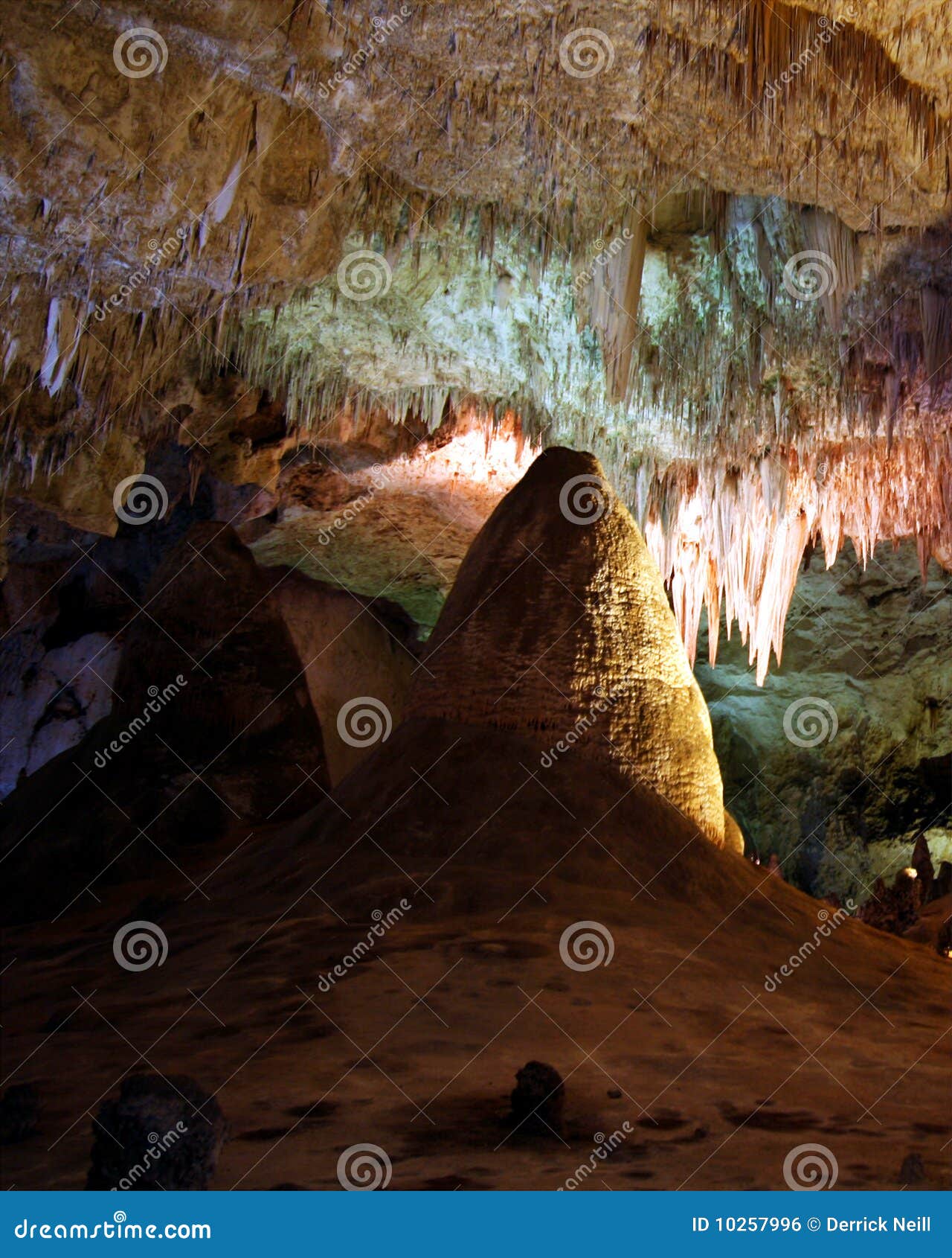 A Stalagmite and Large Flowstone, Carlsbad Caverns Stock Photo - Image ...
