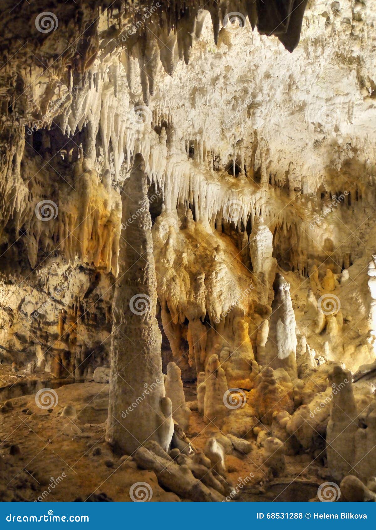 Stalagmitstalaktitgrotta arkivfoto. Bild av tunnelbana - 68531288