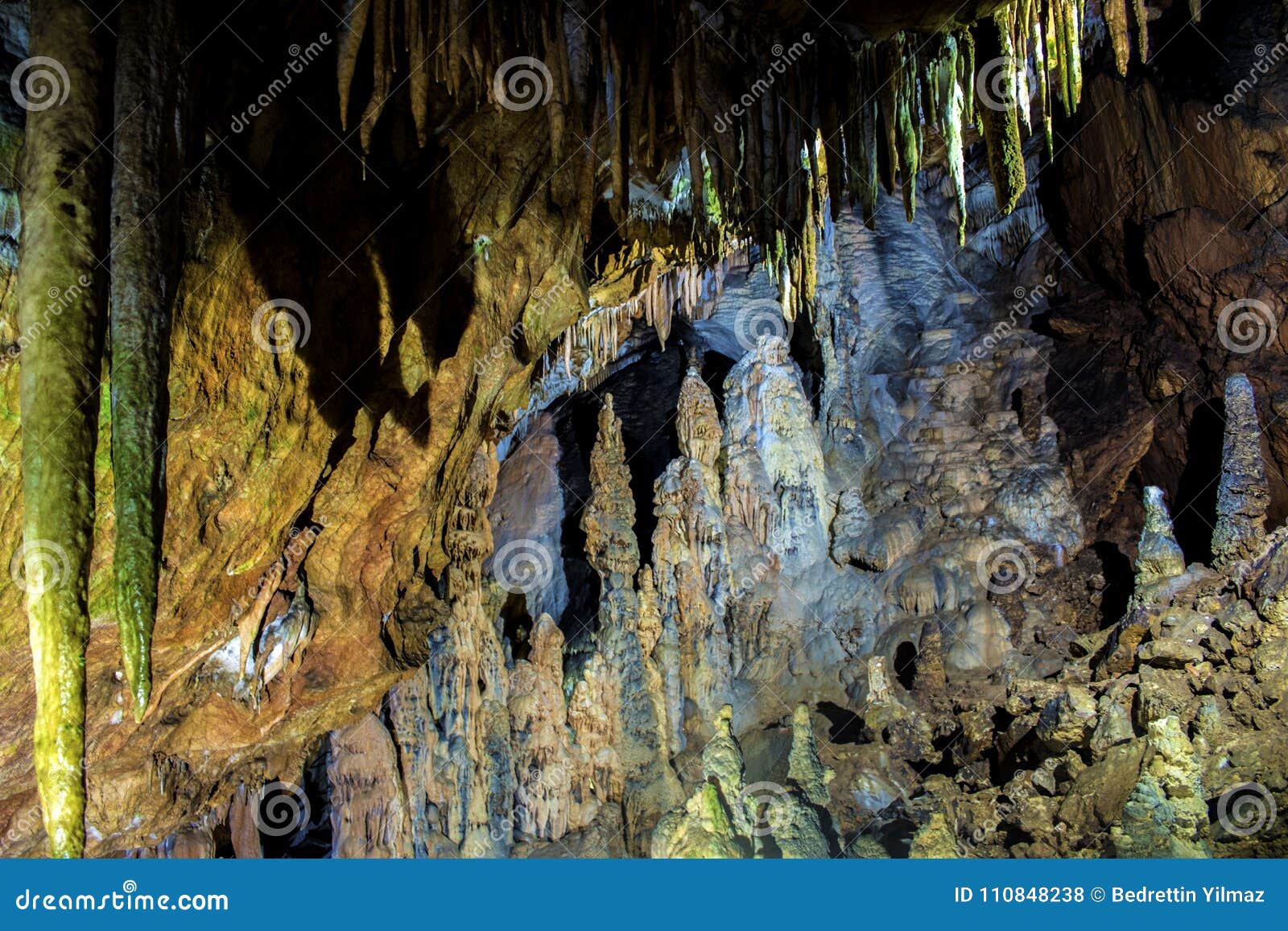 Stalaktit Och Stalagmit I Grottan Arkivfoto - Bild av grotta, bursa ...