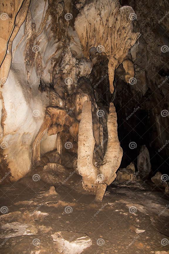 Stalaktit u. Stalagmit stockfoto. Bild von dunkel, boden - 46906102