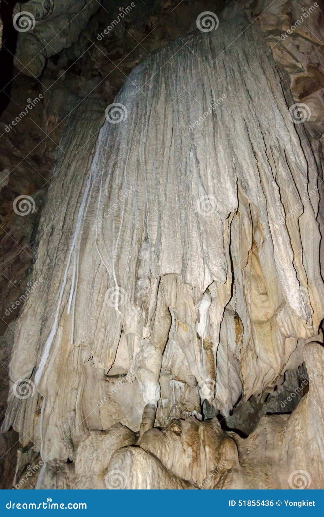 Stalattite E Stalagmite in Caverna Di Tham Lod Fotografia Stock ...