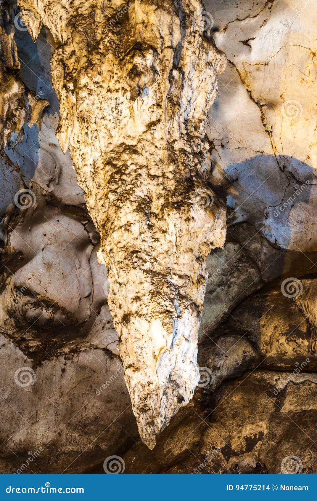 Stalattite Enorme in Bella Caverna Naturale Fotografia Stock - Immagine ...