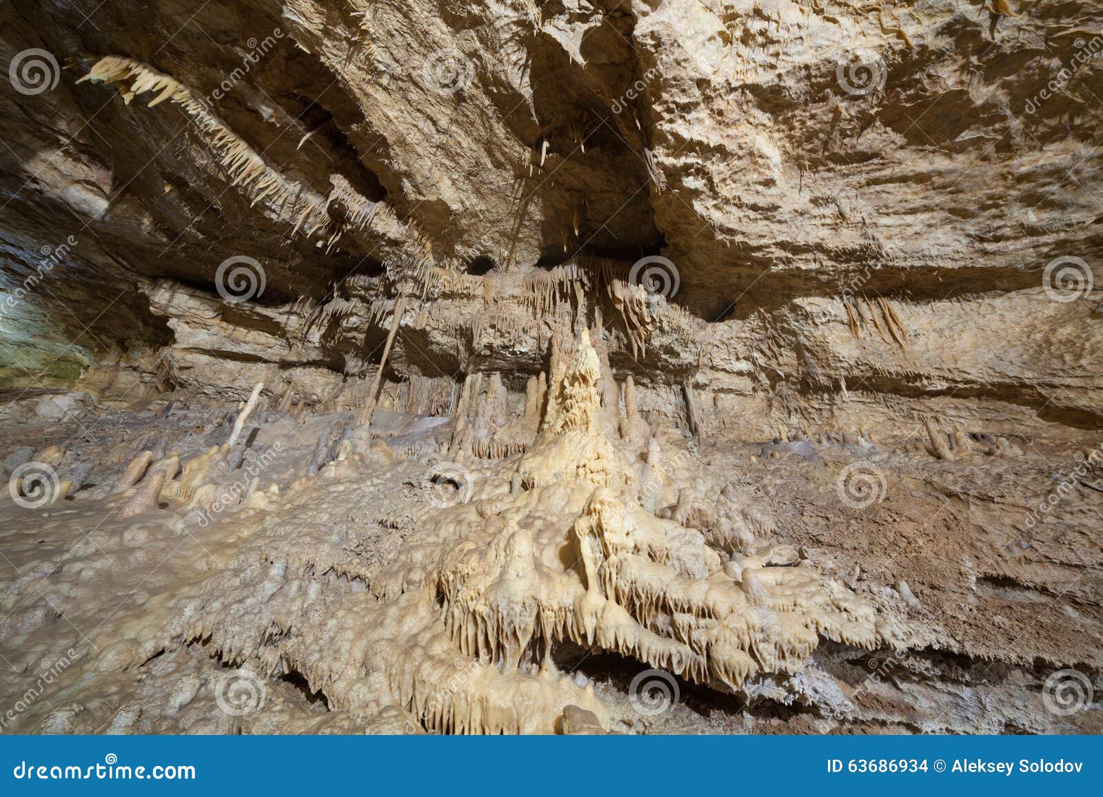 Stalattiti e stalagmite fotografia stock. Immagine di giro - 63686934