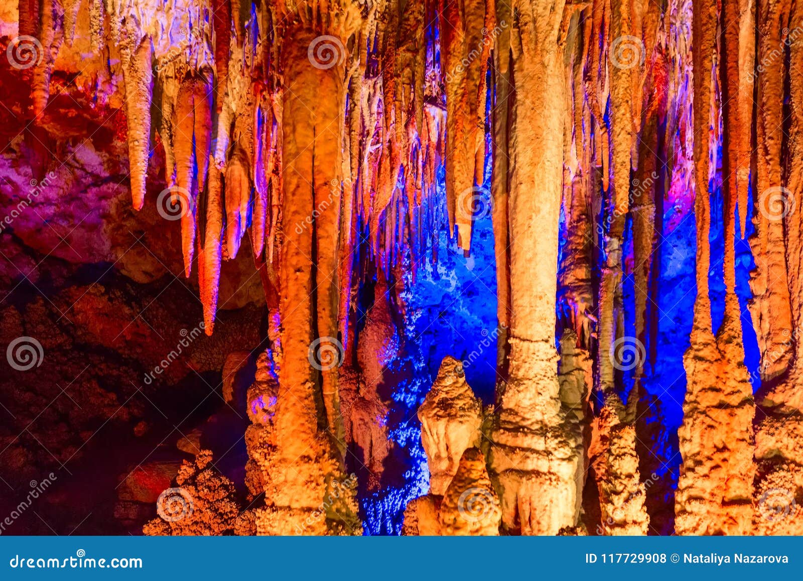 Stalattiti E Stalagmite Illuminate Caverna Fotografia Stock - Immagine ...