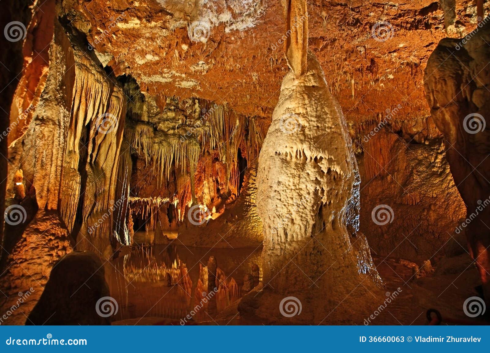 Stalattiti E Stalagmite in Una Caverna Immagine Stock - Immagine di ...