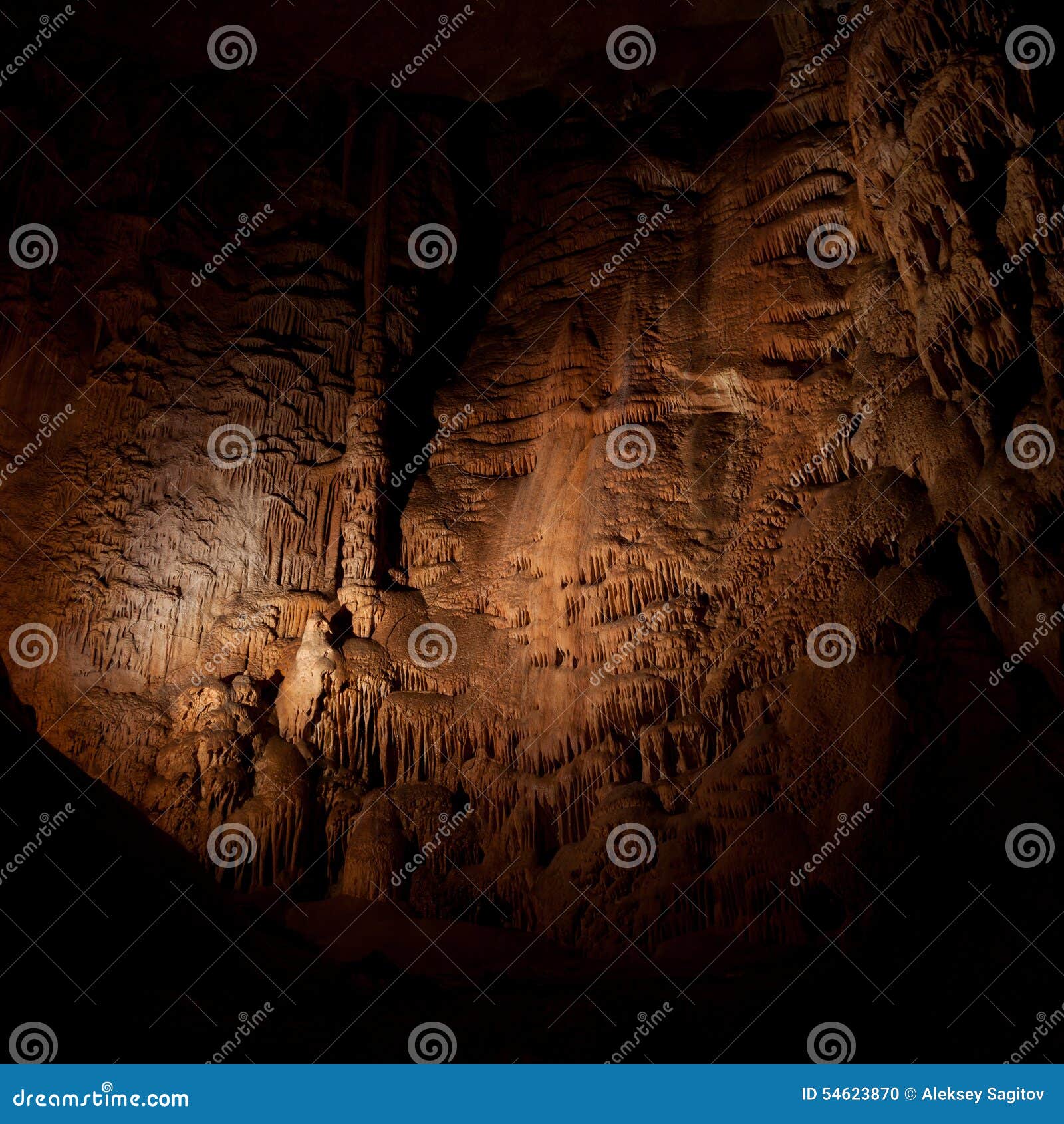 Stalattiti E Stalagmite in Una Caverna Fotografia Stock - Immagine di ...